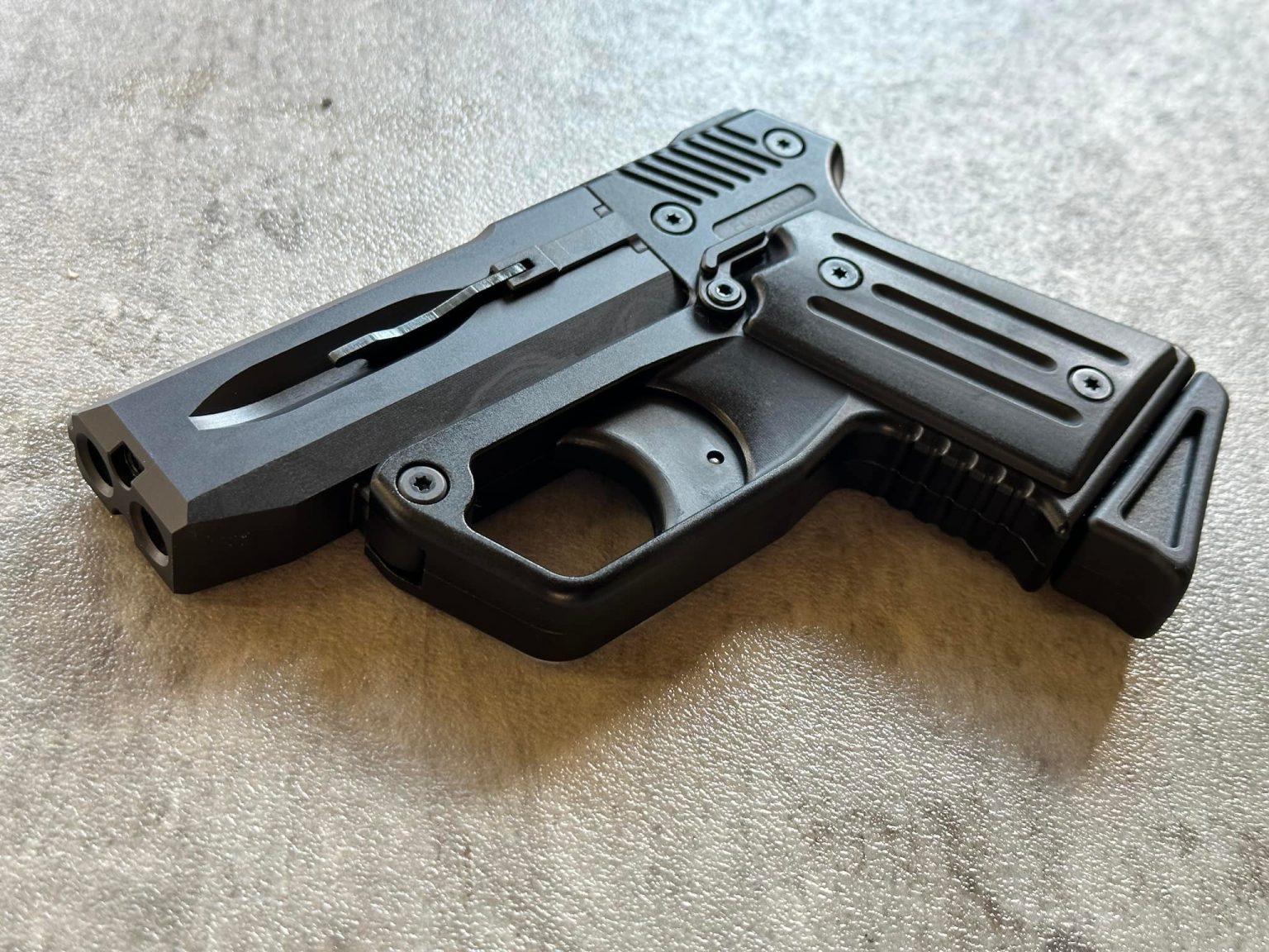 Detonics dupla derringer 9 mm Flobert kaliberben - KaliberInfo